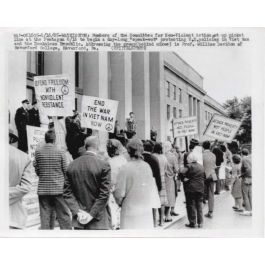 1965 PIcket Line at Pentagon Protesting U.S. Policies in Viet Nam ...