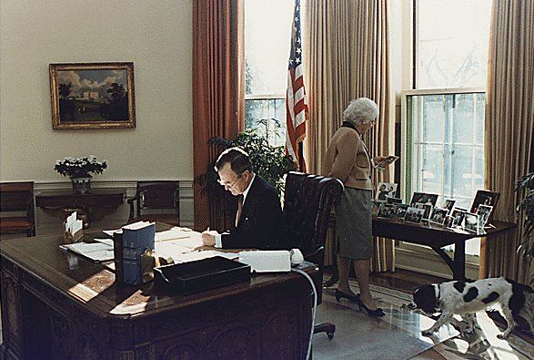 Photos Of The Resolute Desk